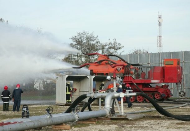 Пожарный танк Big Wind на базе шасси Т-34 с установкой газоводяного ...